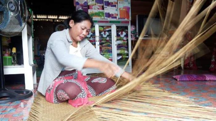 Masnun Biayai Hidup dengan Membuat Tikar Purun - Banjarmasinpost.co.id