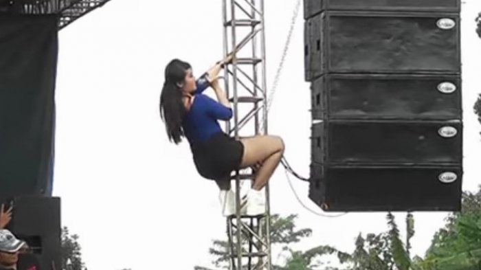 Aksi Biduan Dangdut Cantik Bikin Heboh Sampai Memanjat Tiang Panggung - Banjarmasinpost.co.id