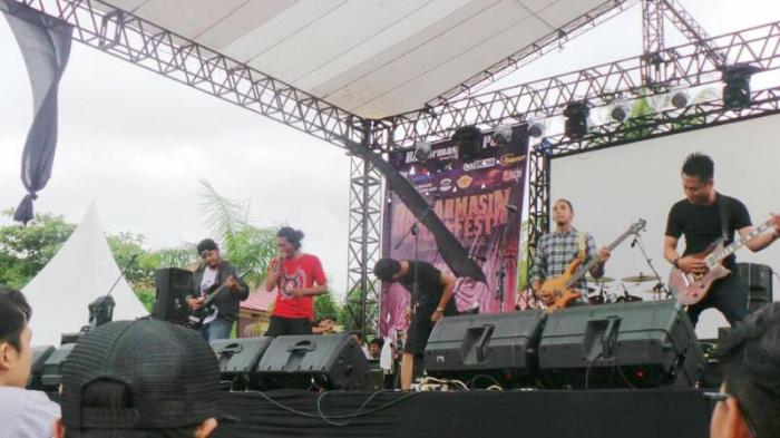 Metalheads Bersorak Lihat Seringai Muncul di Atas Panggung ...