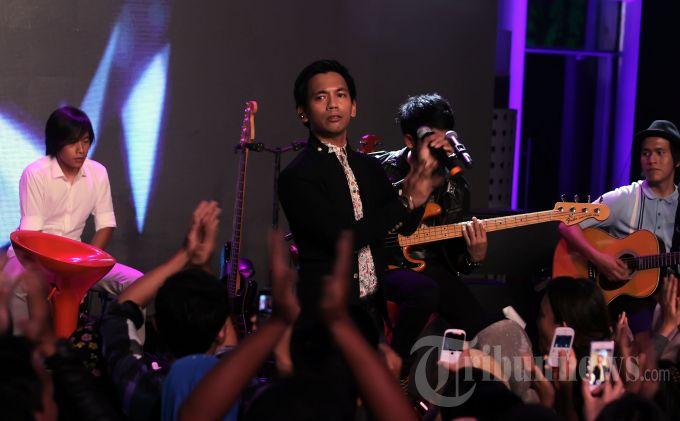 Rian D'Massiv Didorong di Atas Panggung oleh Basis Rai Dinata, Video ...