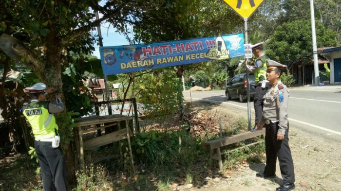 Satlantas Polres Balangan Pasang Spanduk Peringatan Rawan Kecelakaan - Banjarmasinpost.co.id