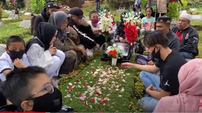 Nisan Kuburan Lina Dibasuh Sule Saat Bersama Rizky Febian dan Putri Delina Ziarahi Makam, Cek ...