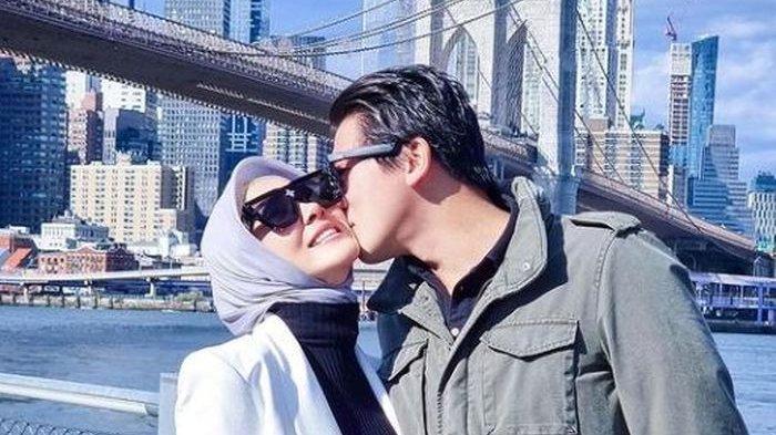 Aksi Mesra Syahrini dan Reino Barack Terekam dalam Ruang Karaoke, Tak Henti Ciumi Incess ...