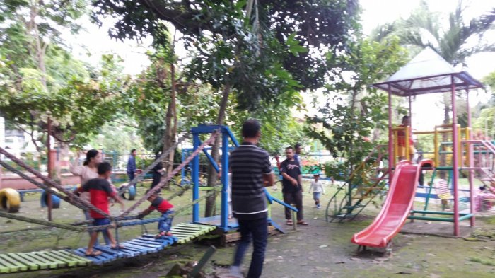 Ramainya Taman Maskot Bekantan di Akhir Pekan - Banjarmasinpost.co.id