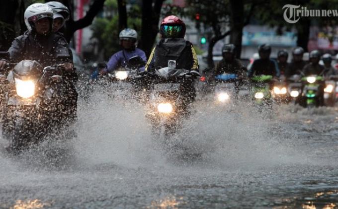 Ini Tanda Sepeda Motor Anda Rusak Saat Menerjang Banjir ...