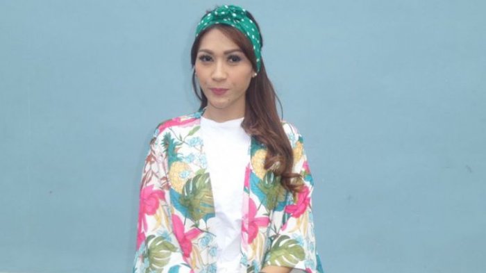 Foto 'Perawan' Tata Janeeta Bandingkan Dewi Perssik Kala SMA, Chika ...