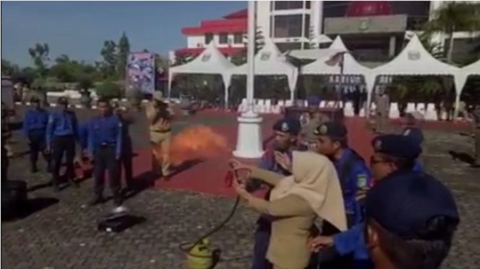 Begini Cara Memadamkan Api Dari Tabung Gas yang Menyala, Ibu-ibu pun ...