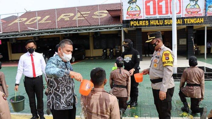 Tiba di Polres HST, 45 Bintara Remaja Jalani Tradisi Siraman Air Kembang - Banjarmasinpost.co.id