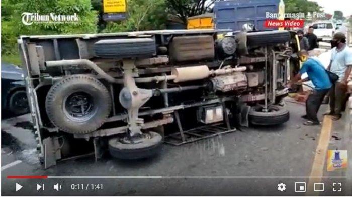 News Video : Ban Pecah, Truk Bermuatan Sembako Terbalik di Landasan Ulin Banjarbaru ...