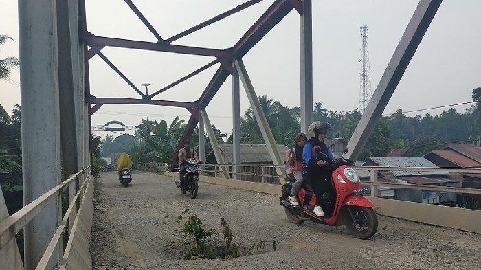 Lubang Menganga, Warga Taruh Tanaman di Tengah Jembatan Lampihong ...