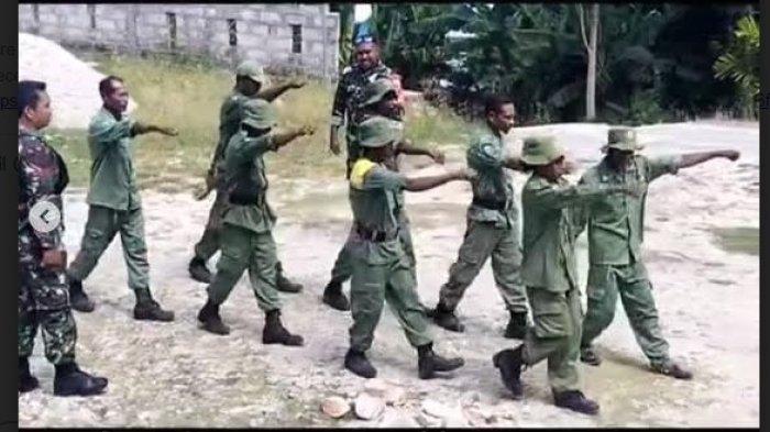Viral Momen Lucu Kesabaran Para TNI Diuji Saat Latih Pasukan Linmas di ...