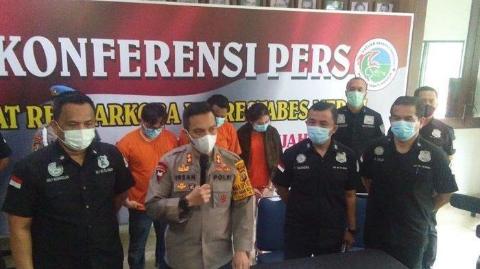 Asyik Pesta Narkoba dengan Seorang Wanita dalam Mobil, Oknum Anggota DPRD Labura Digerebek ...