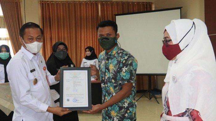 Dorong UMKM Berkembang, Wakil Wali Kota Banjarbaru Serahkan Sertifikat Hak Merek 28 Pelaku Usaha ...