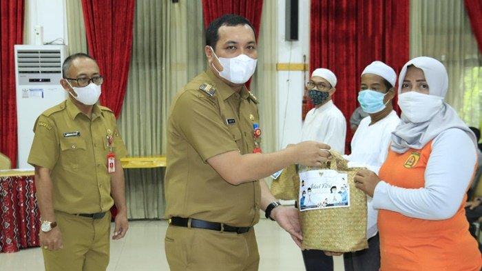 Wali Kota Banjarbaru M Aditya Mufti Ariffin Bagikan 3.500 Paket Sembako kepada Warga ...