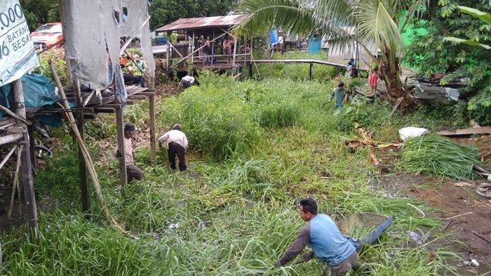 Bersihkan Sungai di Jalur Margasari-Rantau Kabupaten Tapin untuk Tempat ...