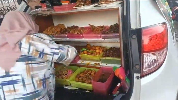 Nasi Jinggo Pak Gombloh di Kandangan Ramai Pembeli, Bagasi Mobil Jadi ...
