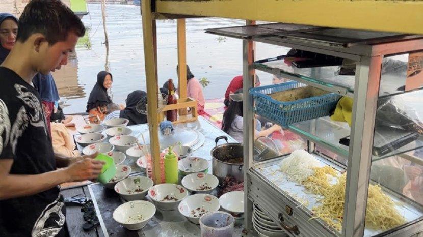 Kuliner Kalsel - Sehari Terjual 500 Porsi Mi Ayam dan Bakso di Pulau ...