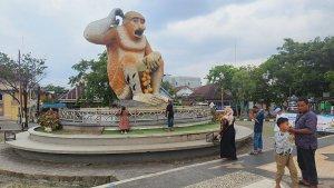 Wisata Kalsel : Patung Raksasa di Taman Maskot Bekantan Banjarmasin ...