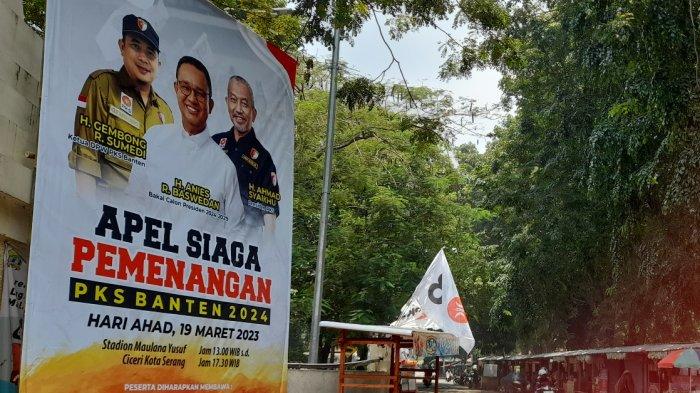 Spanduk Apel Siaga Pemenangan PKS Banten 2024 Sambut Kedatangan Anies Baswedan di Kota Serang ...