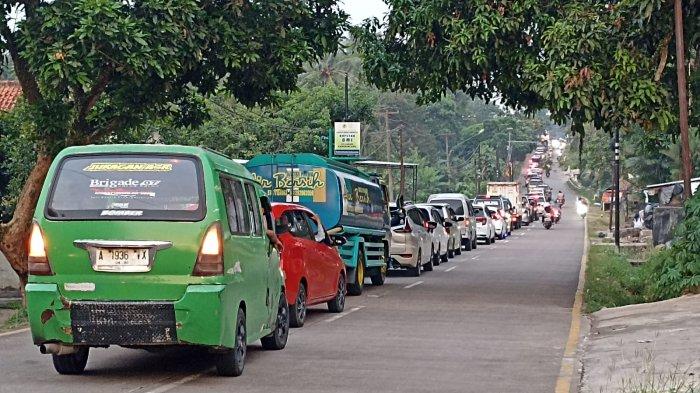 Jalur Palima-Cinangka Macet Parah, Kendaraan Mengular Hingga Puluhan Kilometer - Tribunbanten.com
