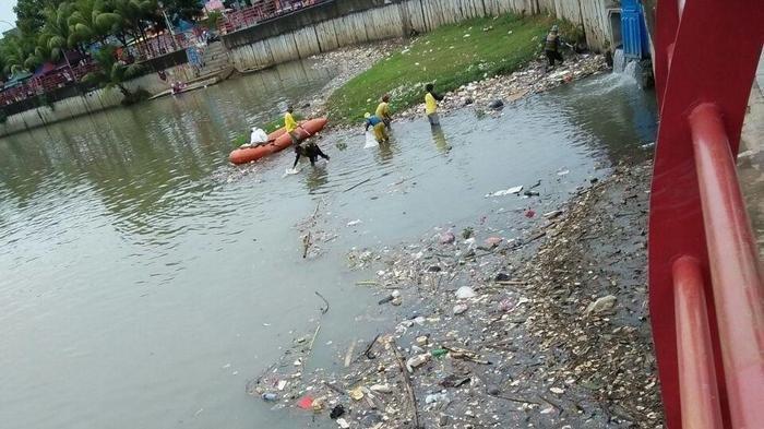 Ternyata Ini Alasan Coldplay Tempatkan Kapal Neon Moon II di Sungai ...