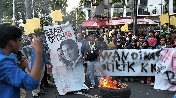 Bakar Spanduk Bergambar Jokowi dan Kaesang, Demo PMII di Patung Kuda ...