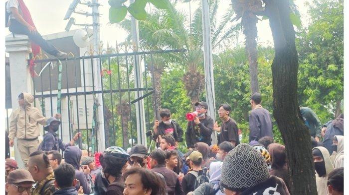 BREAKING NEWS! Pagar Gedung DPR RI Berhasil Dijebol Demonstran - Tribunbanten.com