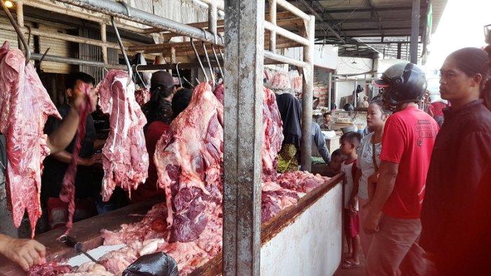 Emak-emak Serbu Lapak Daging Sapi di Pasar Rau Serang, Peminat Terus ...