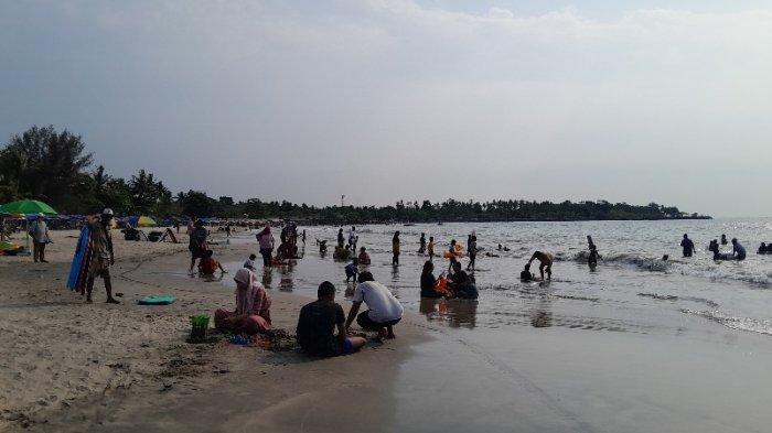 Libur Natal 2023, Pantai Sambolo 2 Anyer Mulai Dipadati Pengunjung ...