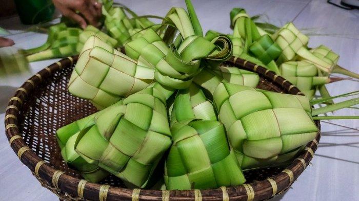 Tradisi Qunutan di Rangkasbitung, Warga Membuat dan Makan Ketupat pada ...