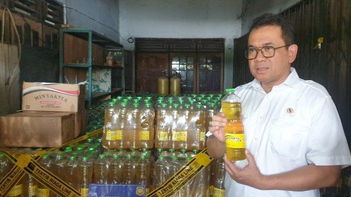 Kemendag Segel Gudang PT NNI di Banten, 7.800 Botol dan 275 Kardus Berisi Minyakita Disita ...