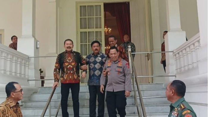 Di Tengah Isu Densus 88 Kuntit Jampidsus, Kapolri dan Jaksa Agung Foto Bareng di Tangga Istana ...
