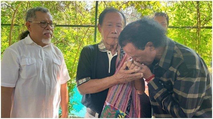 Beri Kain Timor Simbol Permintaan Maaf, Hercules Cium Tangan Sutiyoso ...