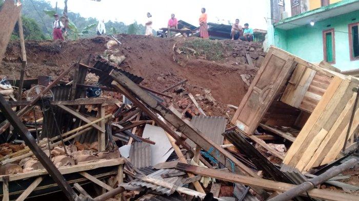 Hujan Deras Picu Tanah Longsor di Kampung Gunung Bongkok Lebak, Rumah dan Warung Ambruk ...