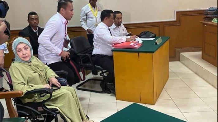 Jadi Saksi Sidang Talak Cerai Anaknya, Ibu Ferry Irawan Terduduk di Kursi Roda - Tribunbanten.com