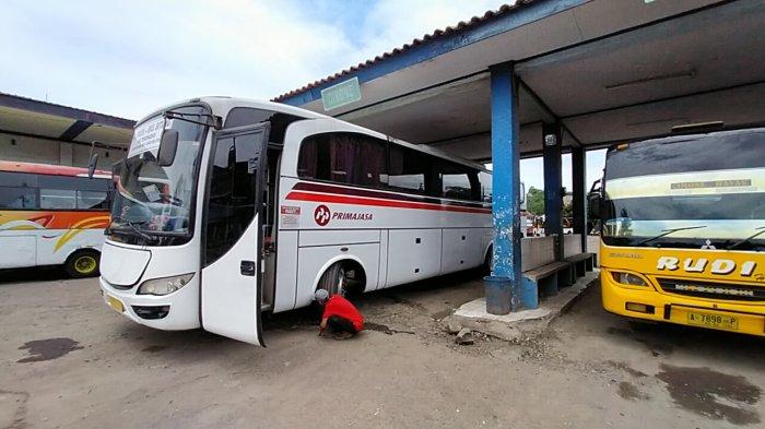 Pastikan Layak Jalan, Kepala Terminal Mandala Lebak Gelar Ramp Check Bus Angkutan Mudik ...