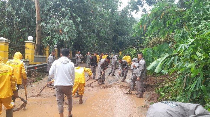 Tertimbun Longsor dan Pohon Tumbang, Jalan Menuju Wisata Anyer Via TPSA Cilowong Serang Lumpuh ...