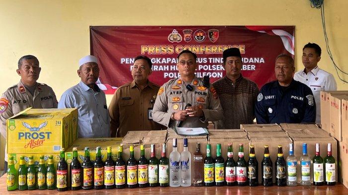578 Botol Miras Disita Polisi dari Sebuah Rumah di Cibeber Kota Cilegon ...