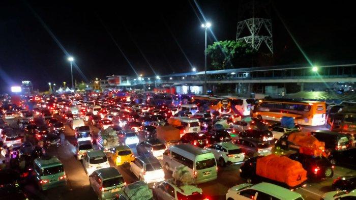Dermaga dan Kantong Parkir Pelabuhan Merak Kembali Penuh di Jam Sahur ...