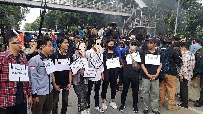 Ada Topeng Puan Maharani dan Joko Widodo saat Mahasiswa Aksi Tolak ...