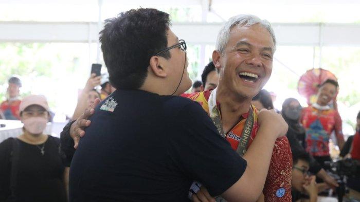 Ketemu Sang Idola, Penyandang Autisme Asal Bandung Teriak dan Peluk Ganjar Pranowo ...