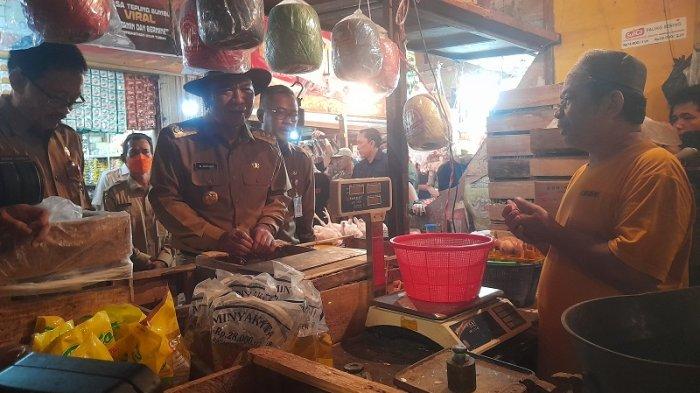 Sidak Harga di Pasar Induk Rau, PJ Gubernur Banten Pakai Topi Koboi ...