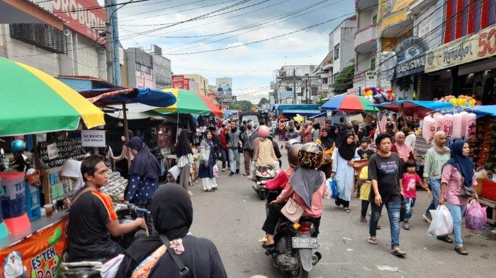 H-2 Lebaran, Pasar Lama Kota Serang Diserbu Emak-emak untuk Berburu ...