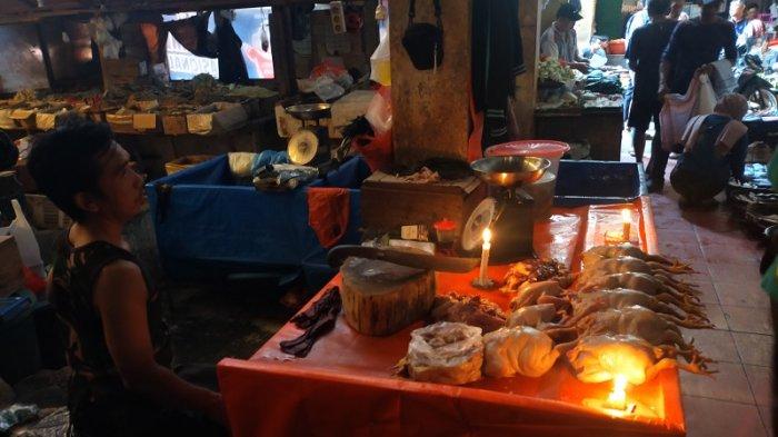 Pasar Rangkasbitung Gelap Gulita Akibat Listrik Padam, Pedagang Gunakan ...