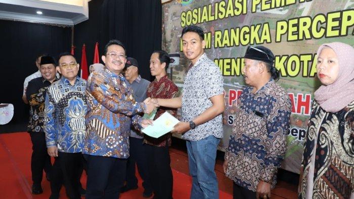 Ratusan Warga Serang Full Senyum Usai Terima Sertifikat PTSL dari BPN Banten - Tribunbanten.com
