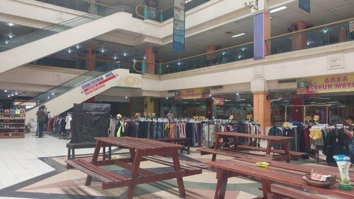 Pedagang Inisiatif Turunkan Dagangannya ke Lantai 1, Pembeli di Plaza ...
