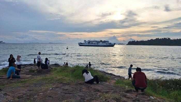 Indahnya Panorama di Pulau Merak Kecil, Destinasi Wisata Populer di ...