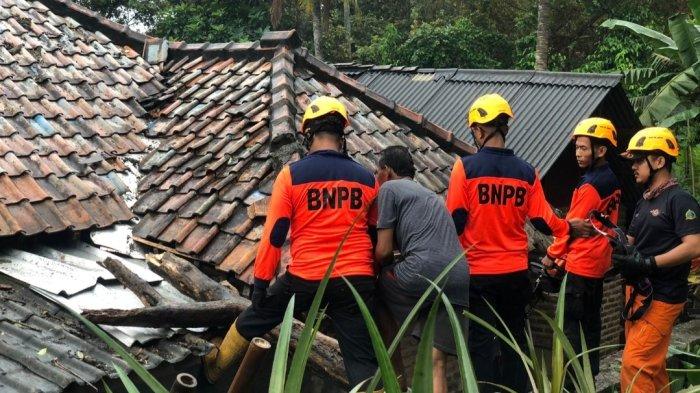 Diguyur Hujan Disertai Angin Kencang, Rumah di Cilegon Tertimpa Pohon ...