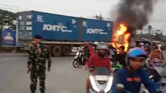Truk Terbakar di Serang sempat Tabrak Dua Pemotor, Korban Terseret hingga 800 Meter ...
