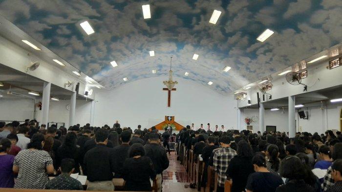 Berlangsung Khidmat, Umat Kristiani Ibadah Jumat Agung di Gereja HKBP ...